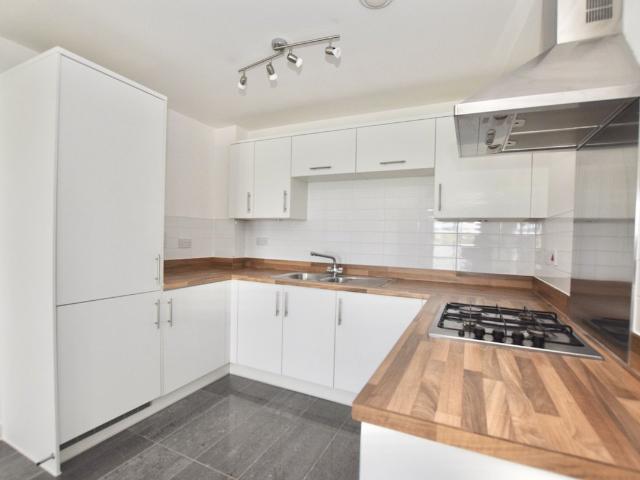 2 bed Flat in Victory Park Road, Addlestone, KT15 2FG