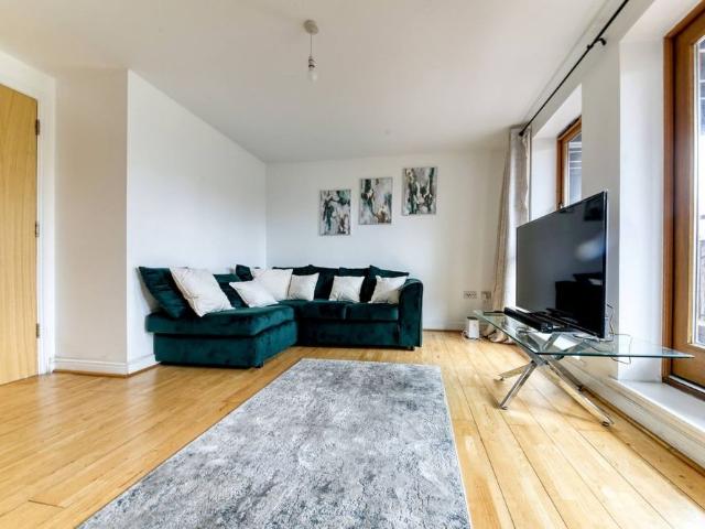 2 Bed Flat, Innerd Court, CR0
