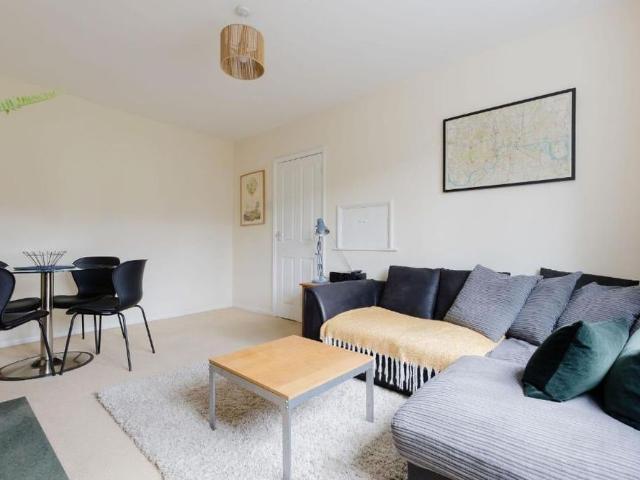 2 Bed Flat, Kelman Close, SW4
