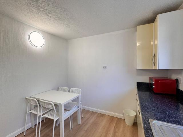 2 Bed Flat, Kennedy Path, G4