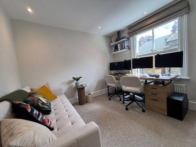 2 Bed Flat, Kendoa Road, SW4