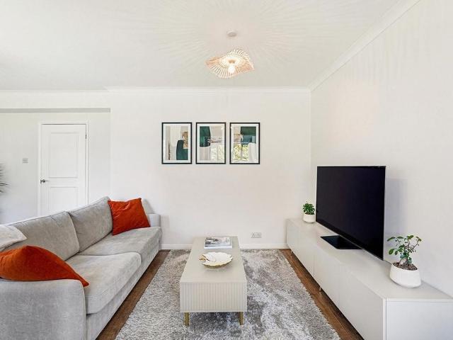 2 Bed Flat, Kingfisher Court, SW19