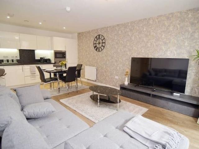 2 Bed Flat, Kingfisher Heights, E16