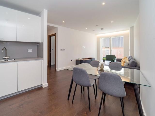 2 Bed Flat, Lanchester Way, SW11