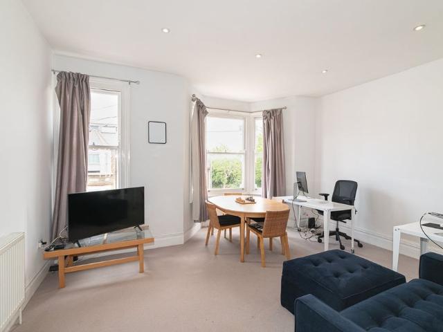 2 Bed Flat, Landgrove Road, SW19