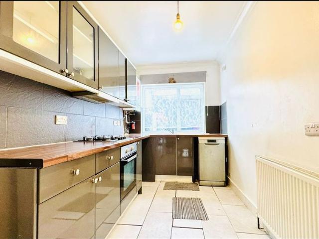 2 Bed Flat, Ling Road, E16