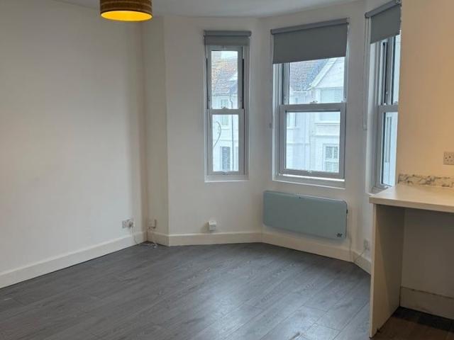 2 Bed Flat, Linton Road, BN3