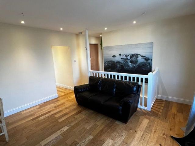 2 Bed Flat, Lower Addiscombe Road, CR0