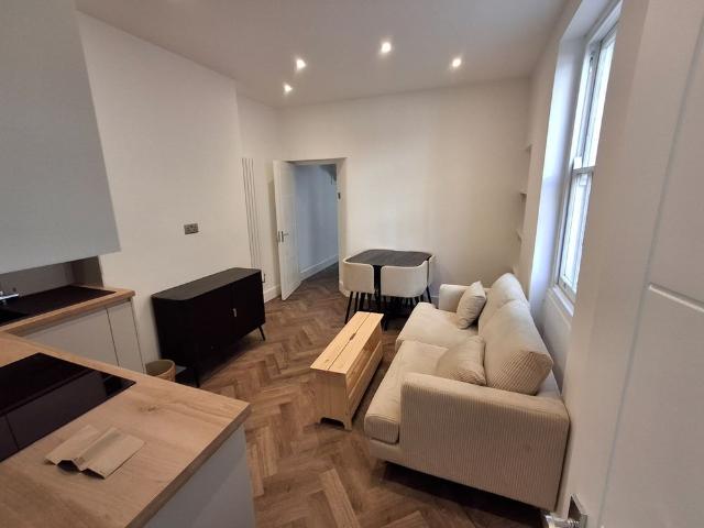 2 Bed Flat, Pullens Buildings, SE17