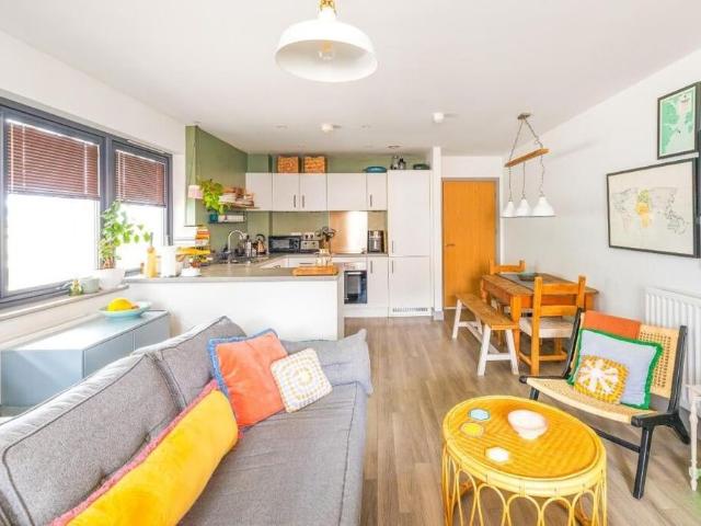 2 Bed Flat, Paintworks, BS4