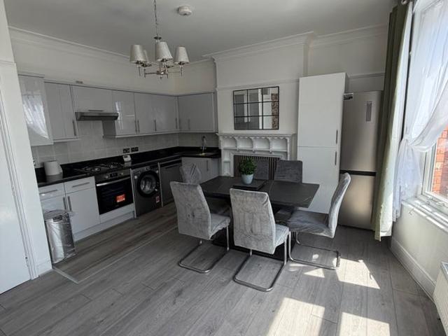 2 Bed flat Palmers Green