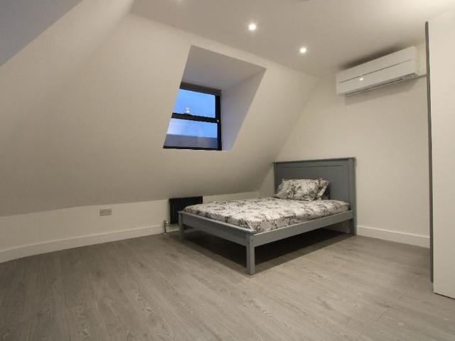 2 Bed Flat, Parkgate Road, SW11