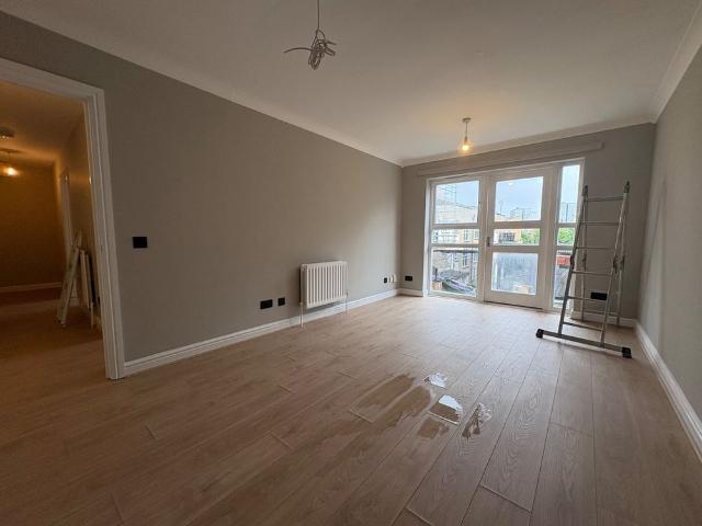 2 Bed Flat, Parkside Crescent, N7