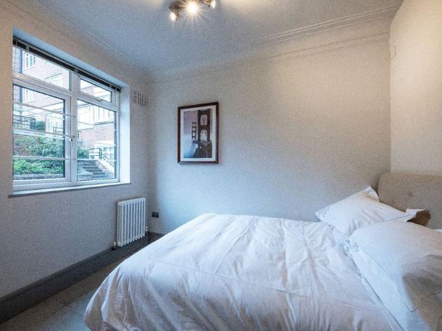 2 Bed Flat, Pembroke Road, W8