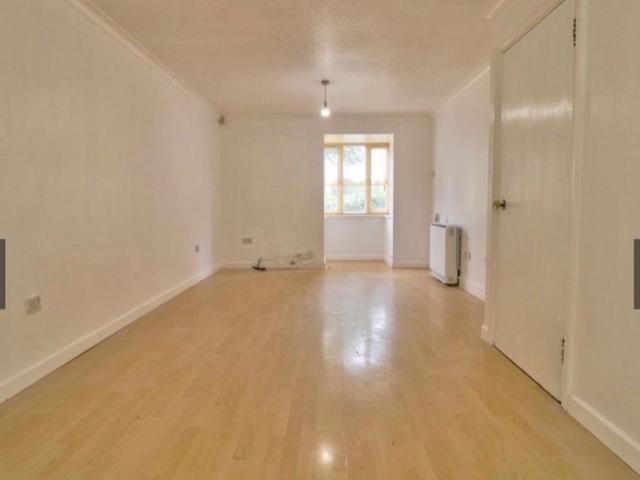 2 Bed Flat, Petunia Court, LU3