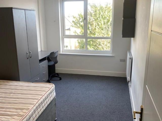2 Bed Flat, Phoenix Place, BS16