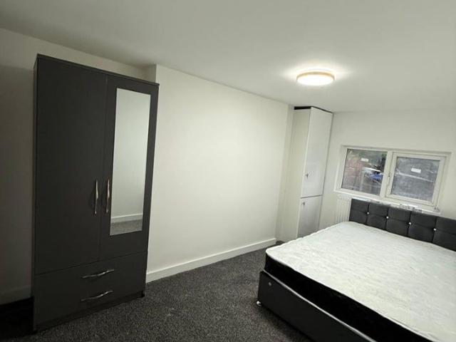 2 Bed Flat, Pine Grove, M14