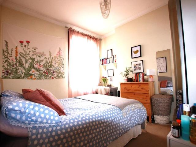 2 Bed Flat, Pitcairn Road, CR4