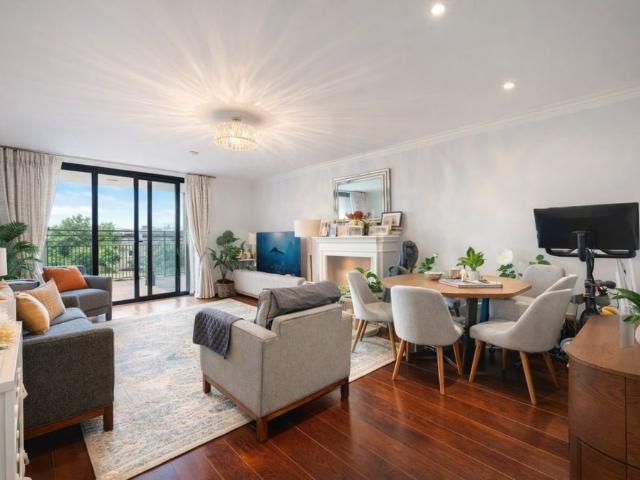2 Bed Flat, Point West, SW7