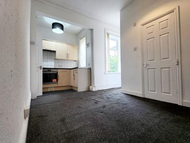 2 Bed Flat, Polygon Road, M8