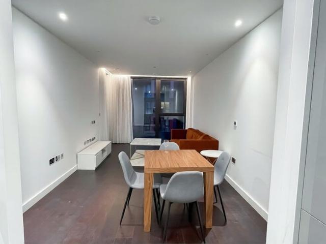 2 Bed Flat, Ponton Road, SW11