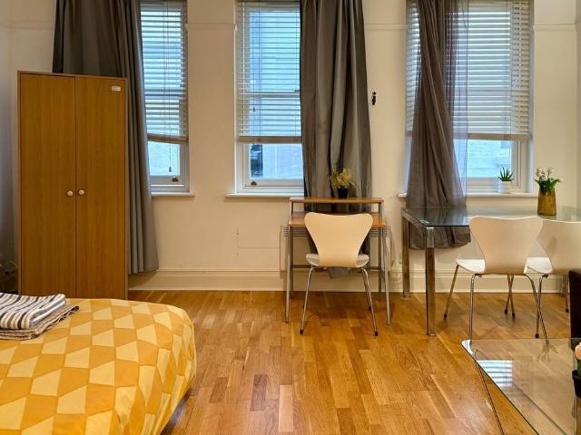 2 Bed Flat, Printers Inn Court, EC4A