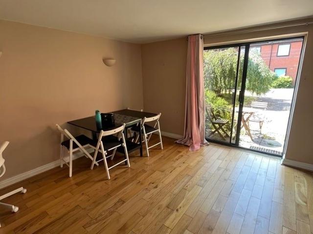 2 Bed Flat, Queens Court, B3