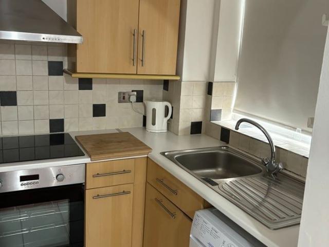 2 Bed Flat, Queens Court, B1