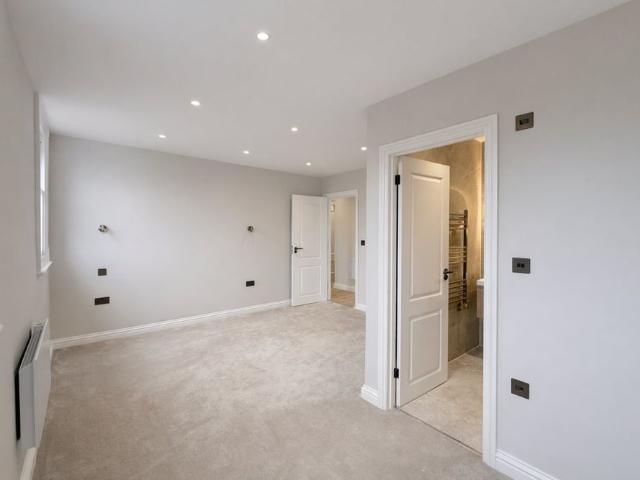 2 Bed Flat, Queens Road, TW10