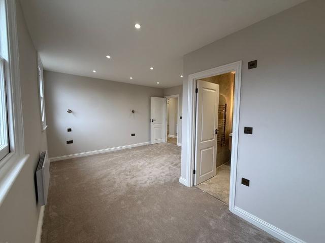 2 Bed Flat, Queens Road, TW10