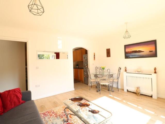 2 Bed Flat, Queensberry Place, E12
