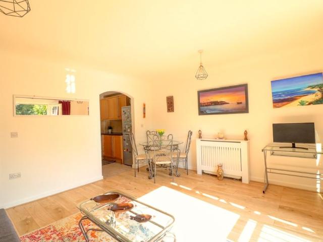 2 Bed Flat, Queensberry Place, E12
