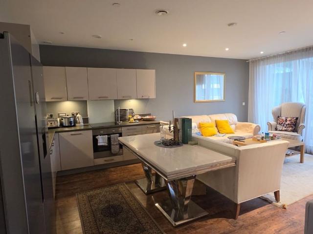 2 Bed Flat, Queenstown Road, SW11