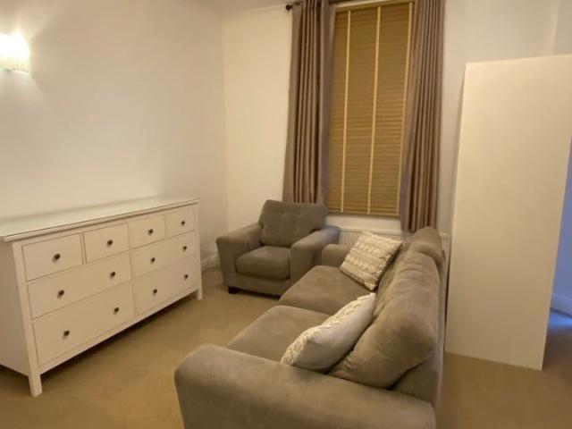 2 Bed Flat, Quicks Road, SW19