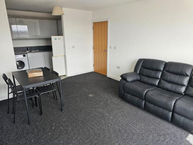 2 Bed Flat, Regal House, IG2