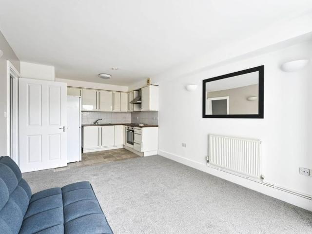 2 Bed Flat, Robinson Road, SW17