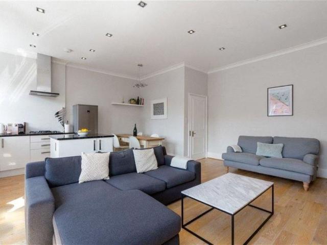 2 Bed Flat, Rosary Gardens, SW7