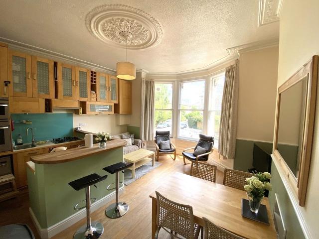 2 Bed Flat, Royal Park, BS8