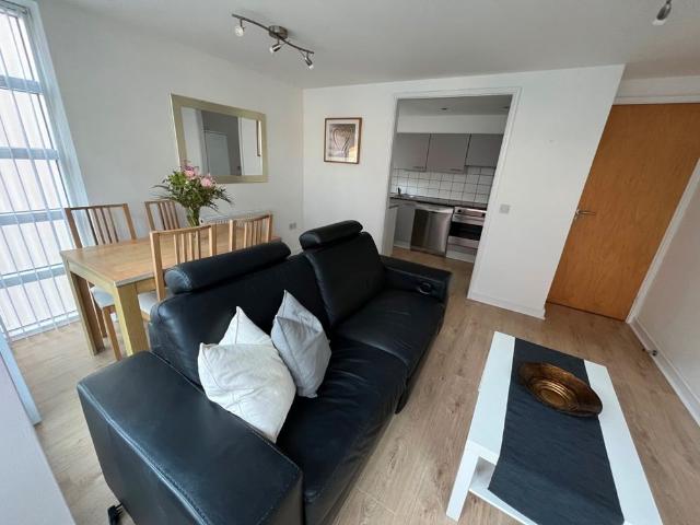2 Bed Flat, Royal Quay, L3