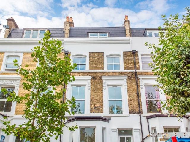 2 Bed Flat, St. John's Hill, SW11