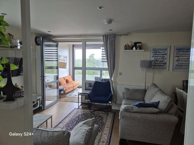 2 Bed Flat, Staines Road, TW4