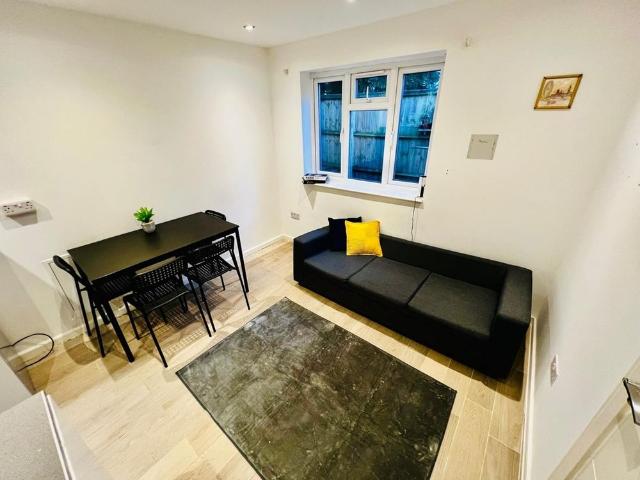 2 Bed Flat, Station Road, NW4