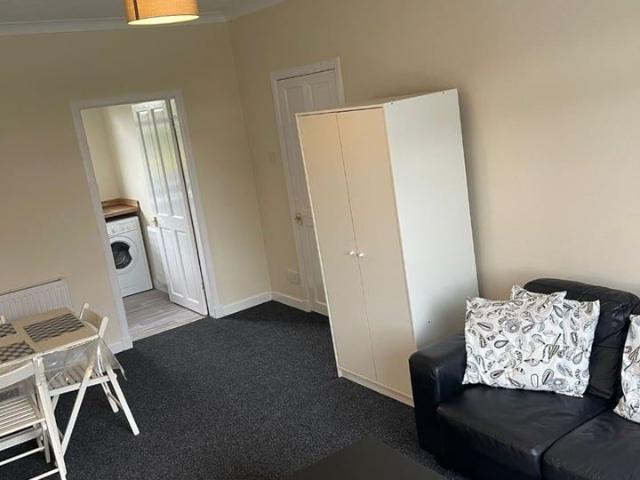 2 Bed Flat, Stenhouse Avenue, EH11