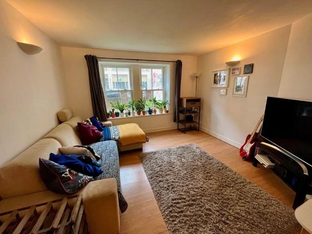 2 Bed Flat, Stockwell Road, SW9