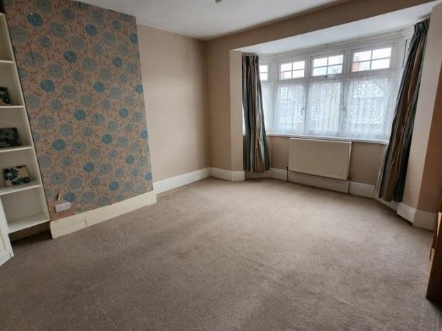 2 Bed Flat, Stoughton Drive North, LE5