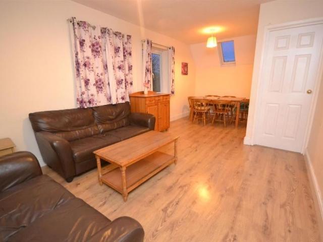 2 Bed Flat, Stratheden Place, RG1