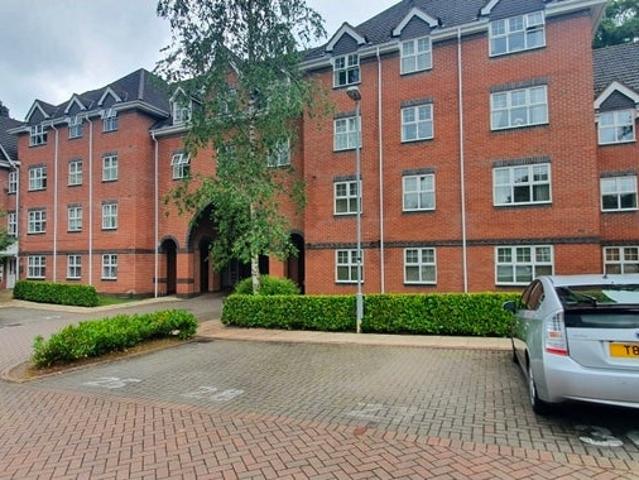 2 bed Flat. Sale Altrincham, parking, transport