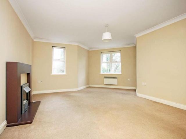 2 bed Flat. Sale Altrincham, parking, transport