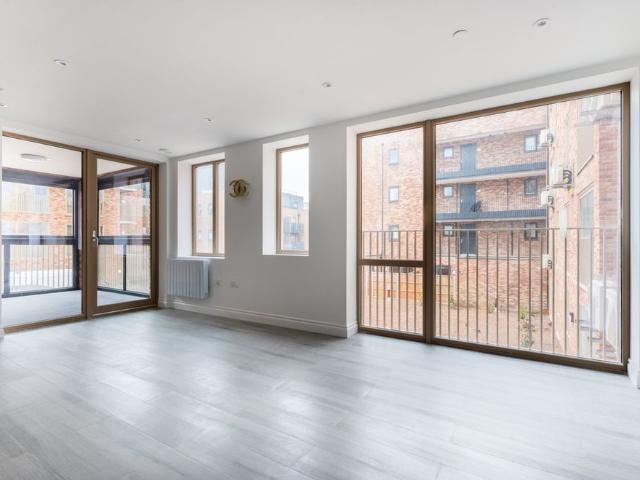 2 Bed Flat, Sargeant Court, TW4