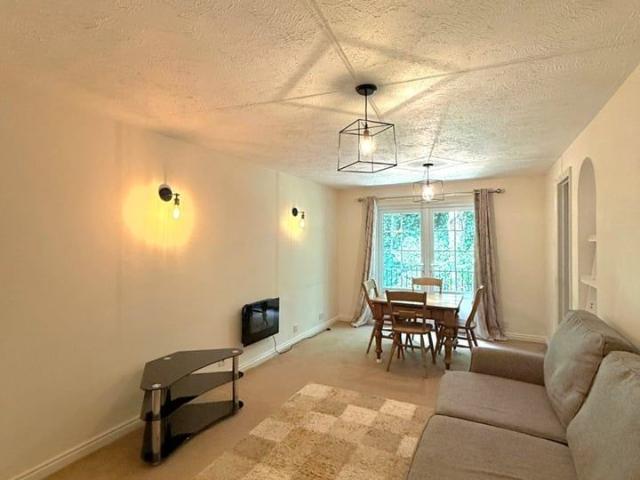 2 Bed Flat, Selhurst Close, SW19